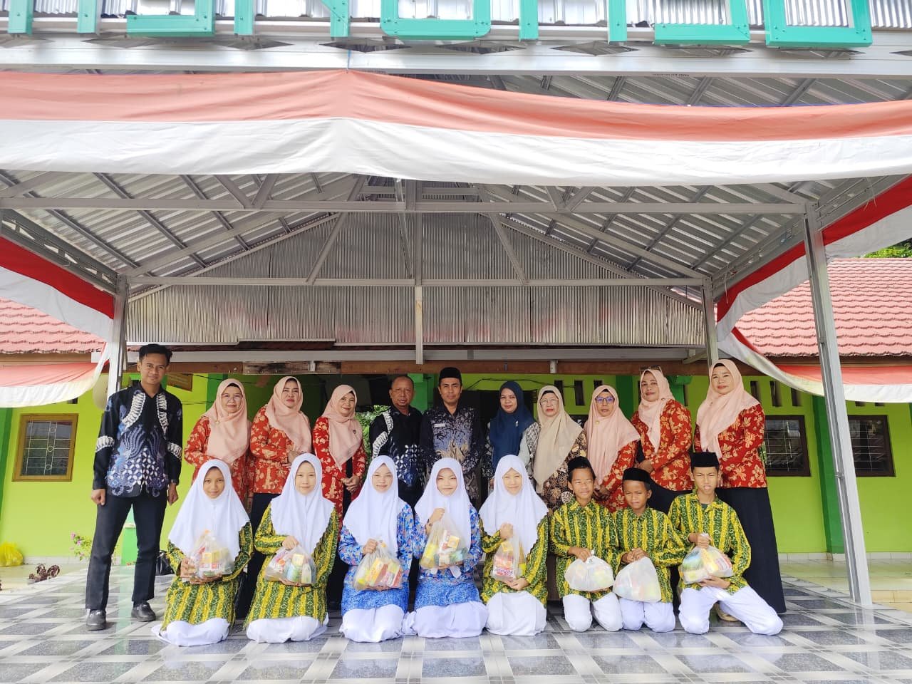 Siswa/i MTsN 8 HSU Terdampak Banjir Terima Bantuan dari DWP Kemenag HSU ...